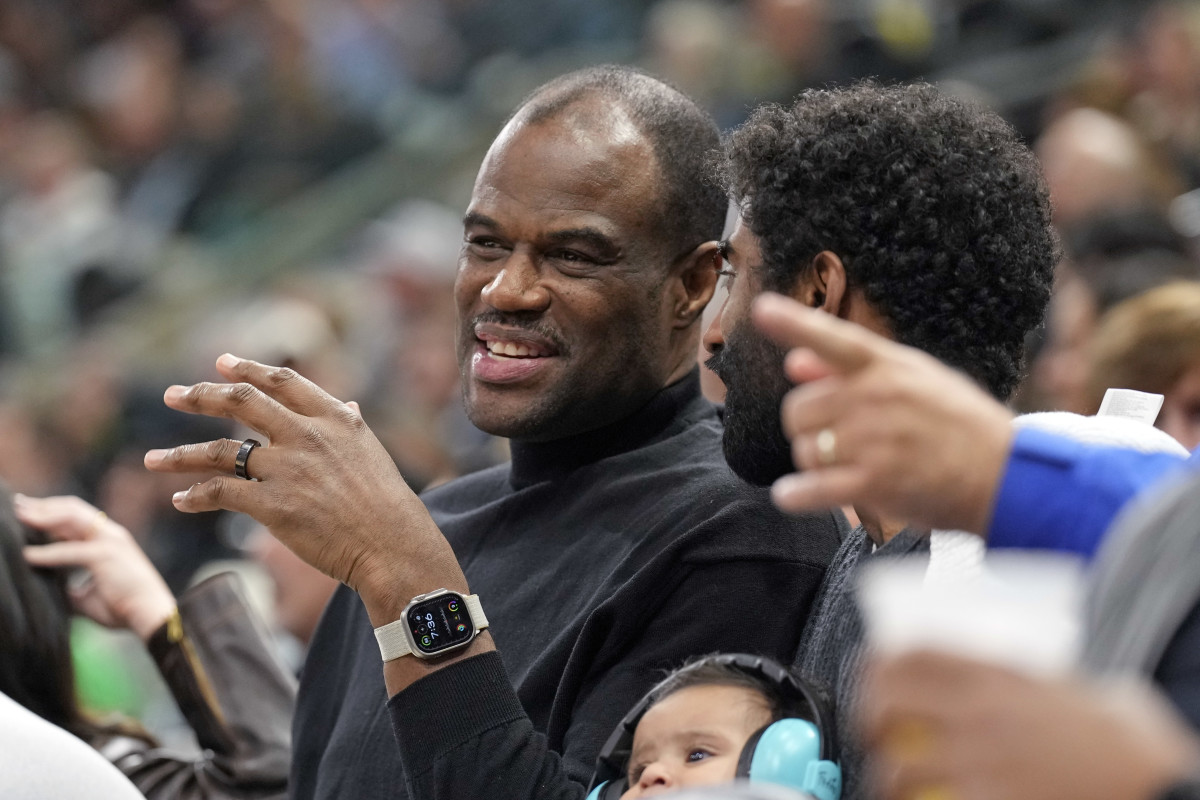 Spurs' David Robinson Shakes Head in Disbelief at Upset Fan's Behavior ...