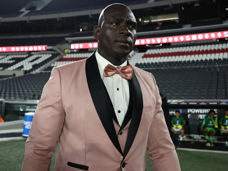 Segundo Castillo 'la rompe' en Copa Libertadores con traje rosa