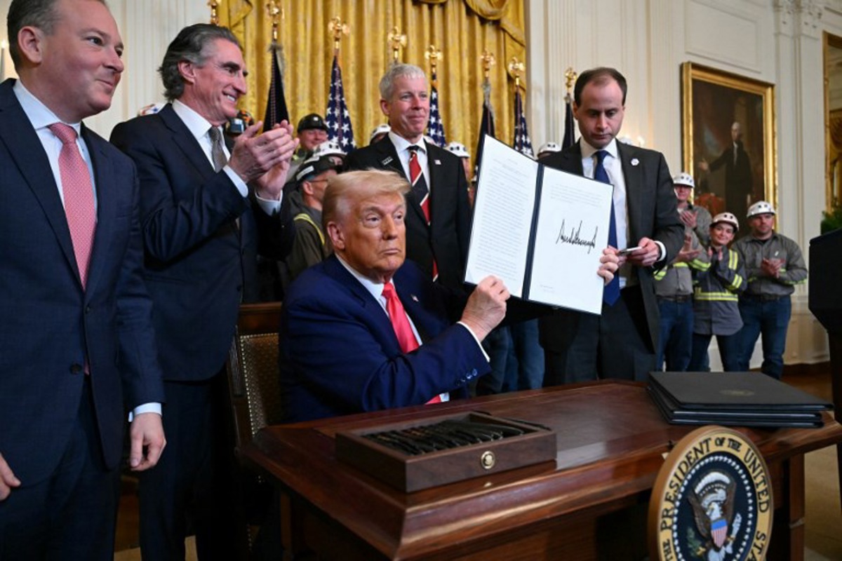 Trump ondertekent decreet om kolenmijnen te heropenen