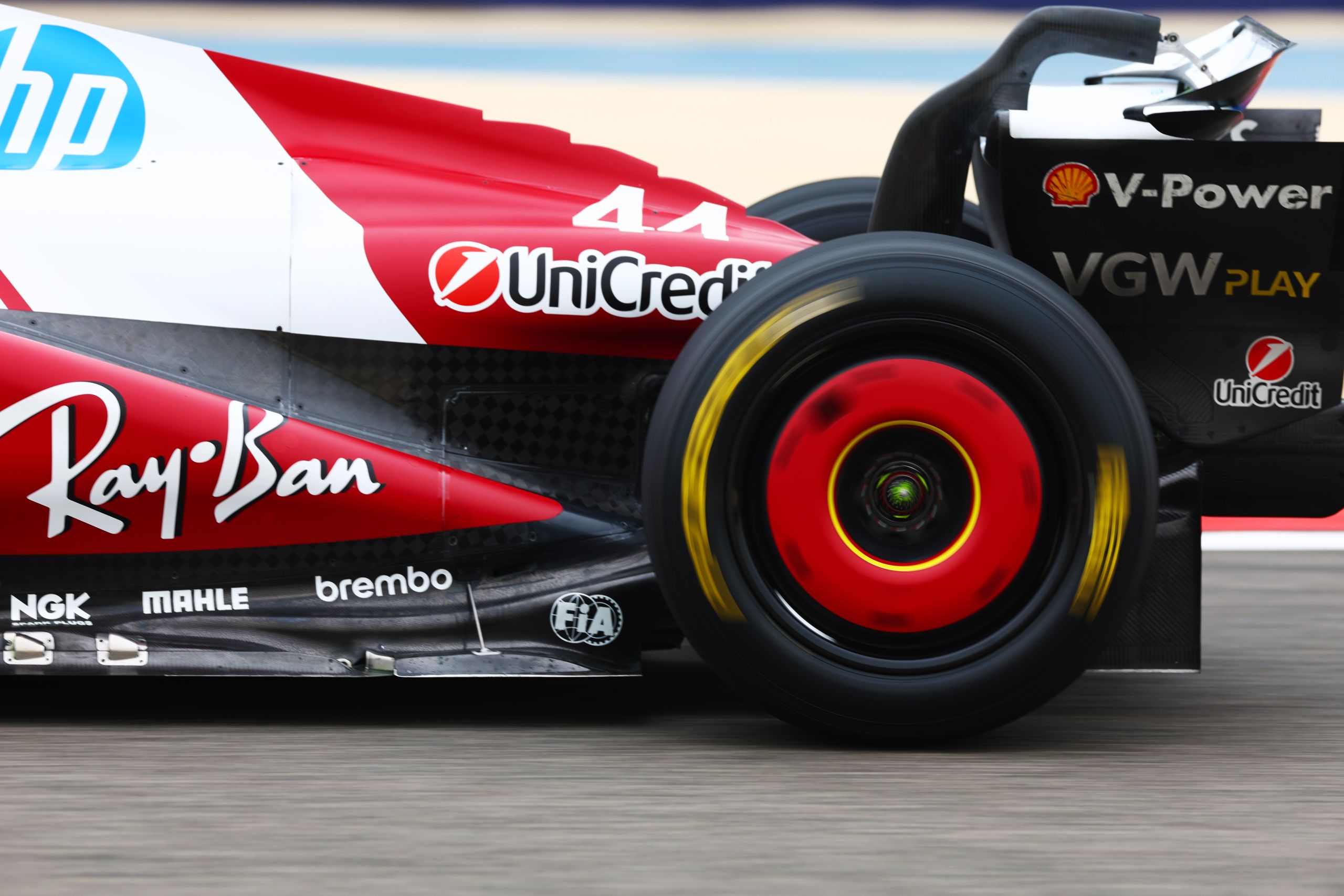 How do Formula 1 tires manage heat during a race?