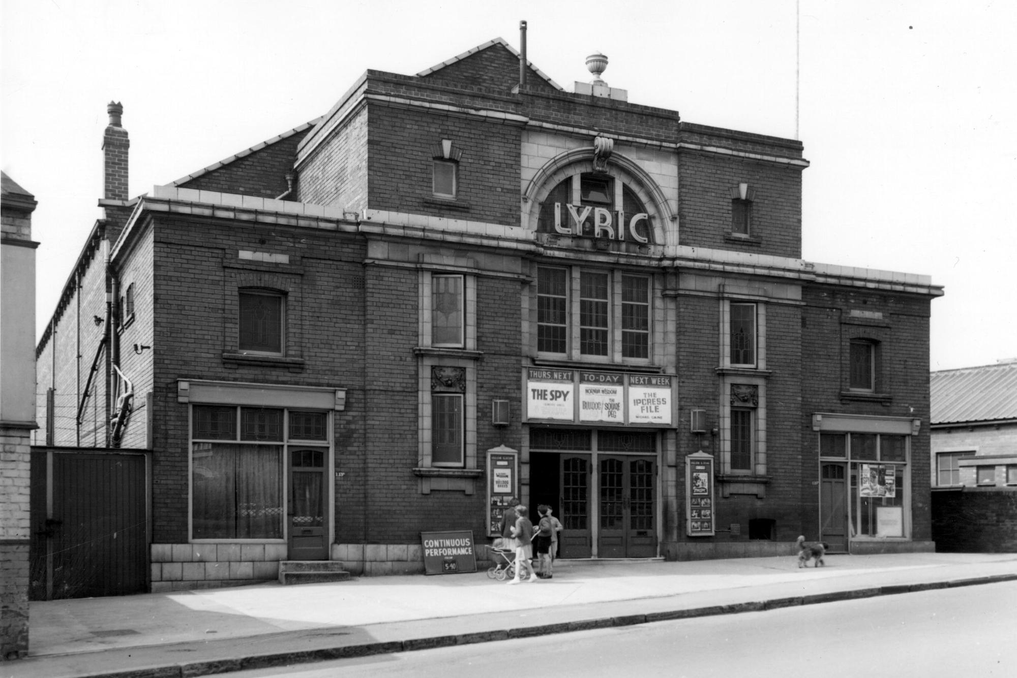 West Leeds: Terrific photos take you down Tong Road in the 1950s and 1960s