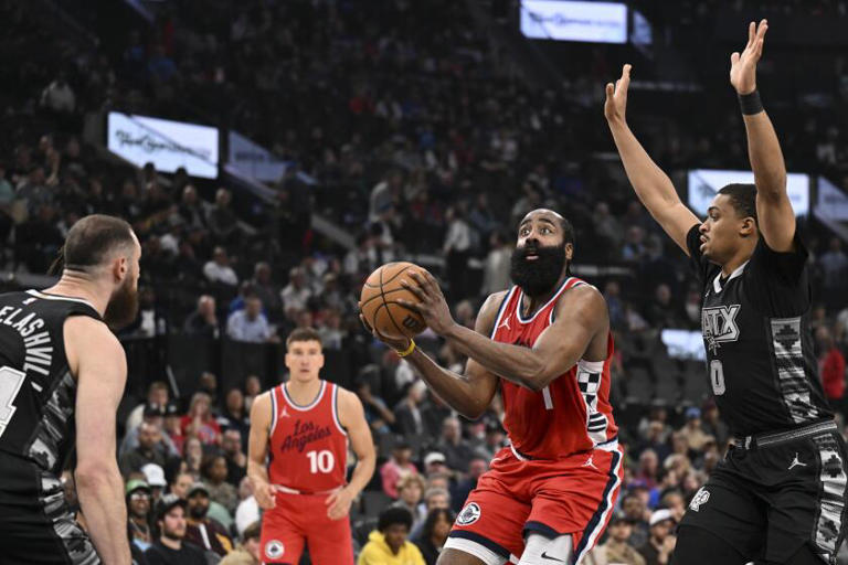 Ivica Zubac's double-double helps Clippers beat Spurs without Kawhi Leonard