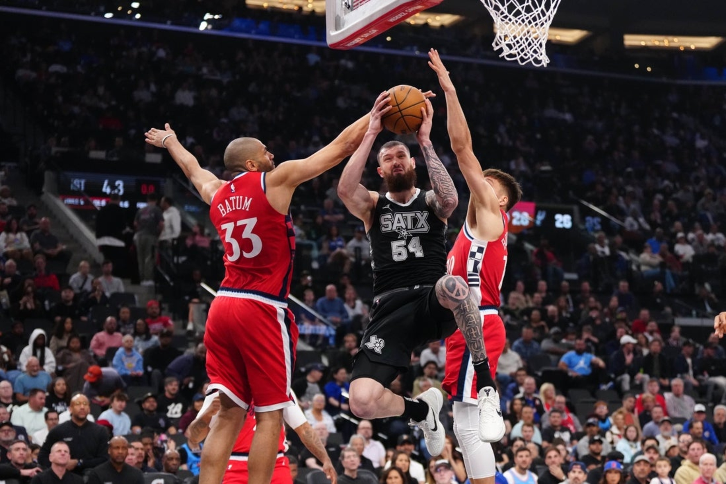 Clippers top Spurs, move into 4-way tie for 4th in West
