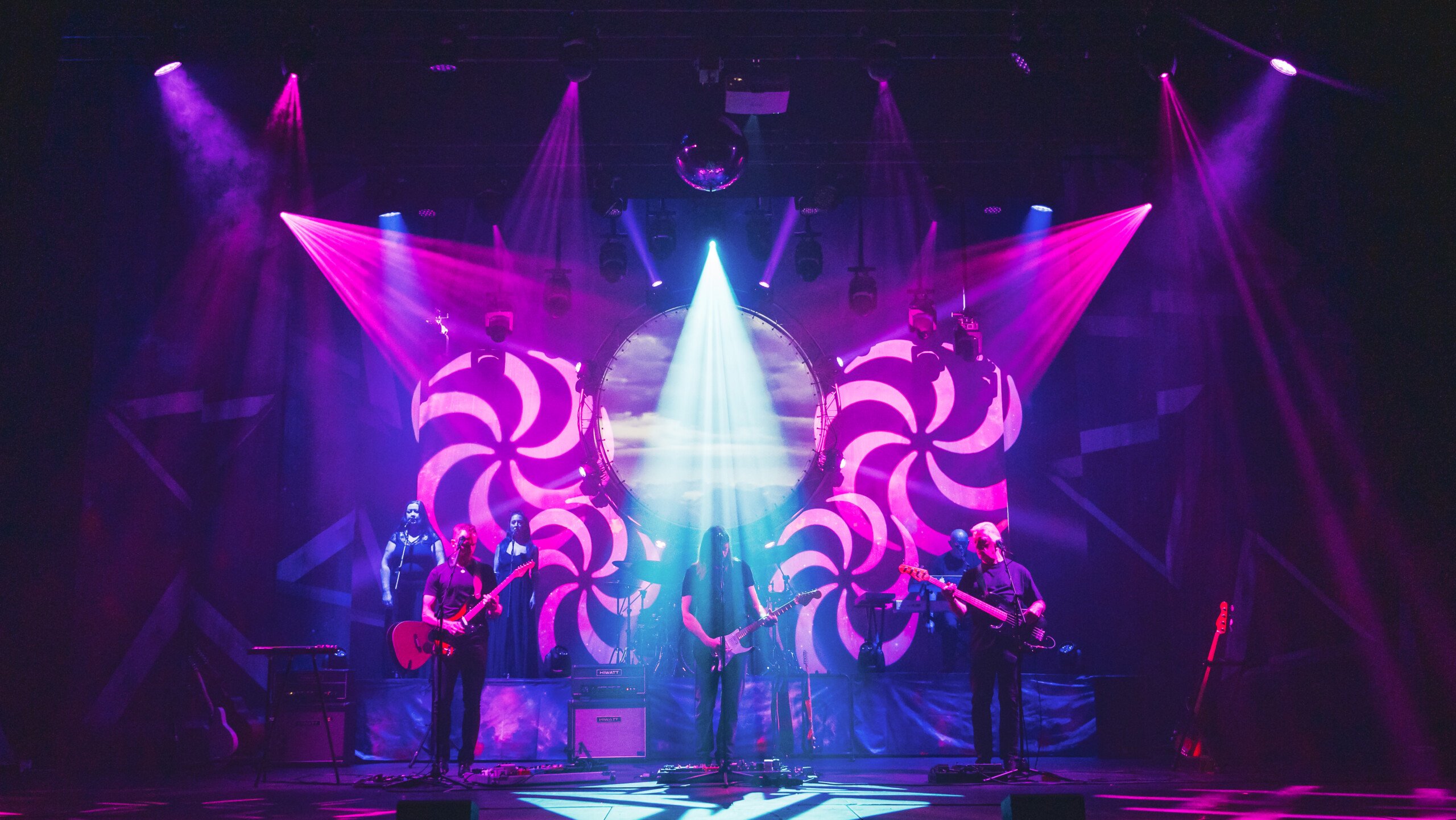 Legendaarisen progeyhtyeen liveshow’n henkiin herättävä kiertue saapuu Suomeen – luvassa ...