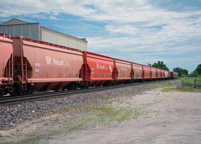 Loads for a fertilizer blend plant