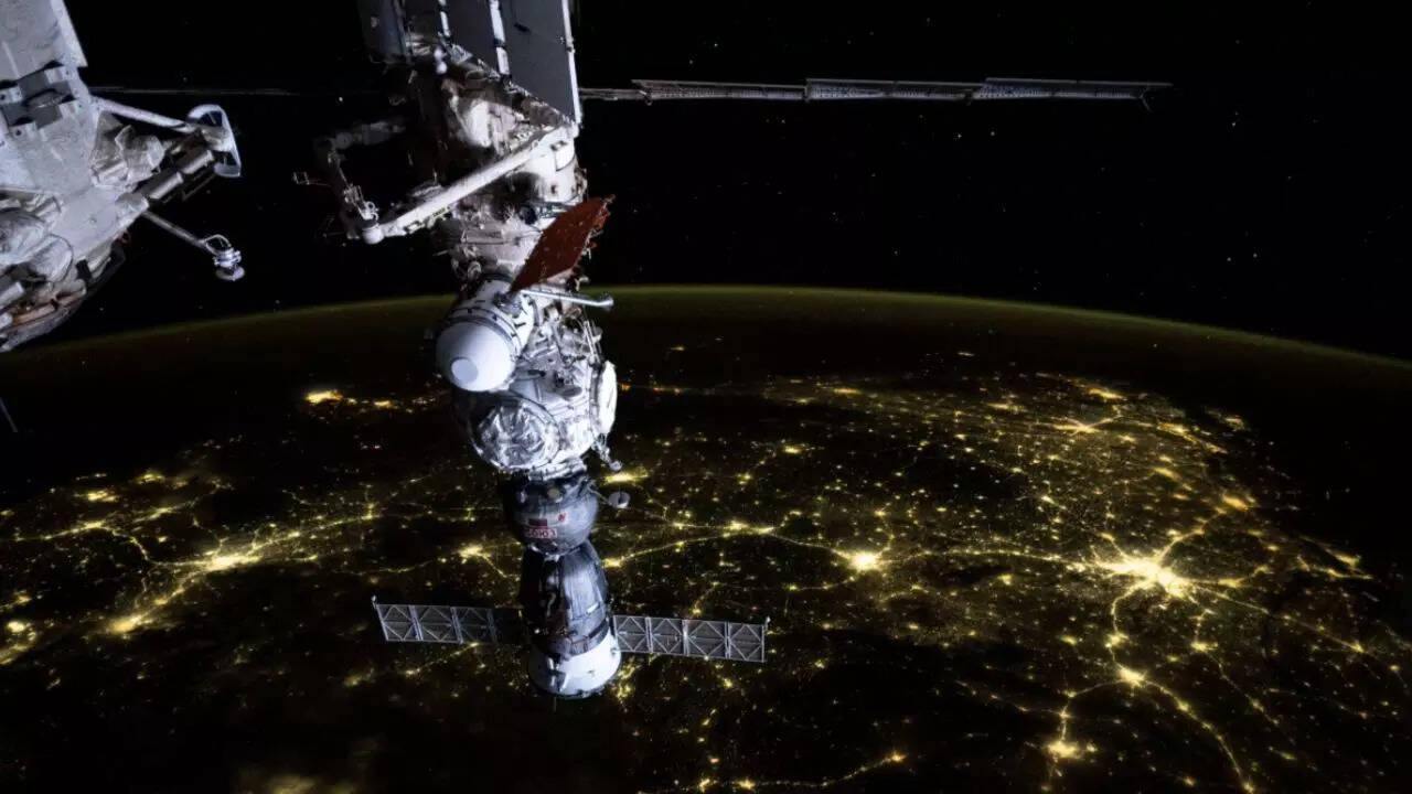 A glowing India lights up the darkness in stunning ISS space photos ...