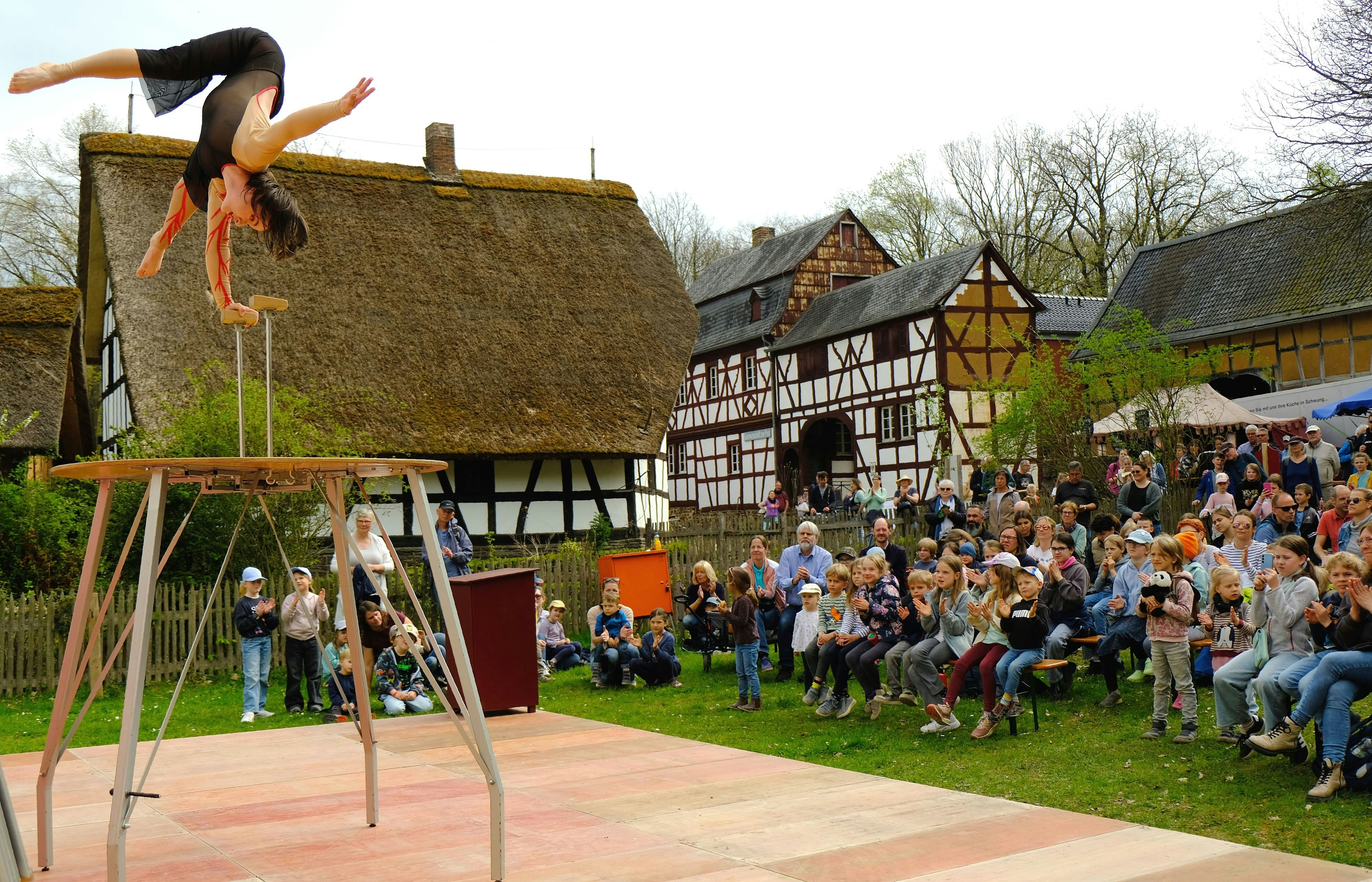 Museums-Jahrmarkt eröffnet: Artisten und historische Karussells ...