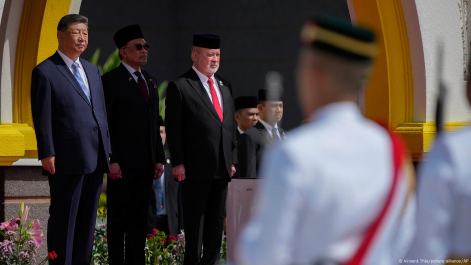 Xi Jinping meets Malaysian leaders on Southeast Asia tour