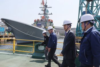 Acting president tours HD HHI shipyard as Seoul looks to leverage ...