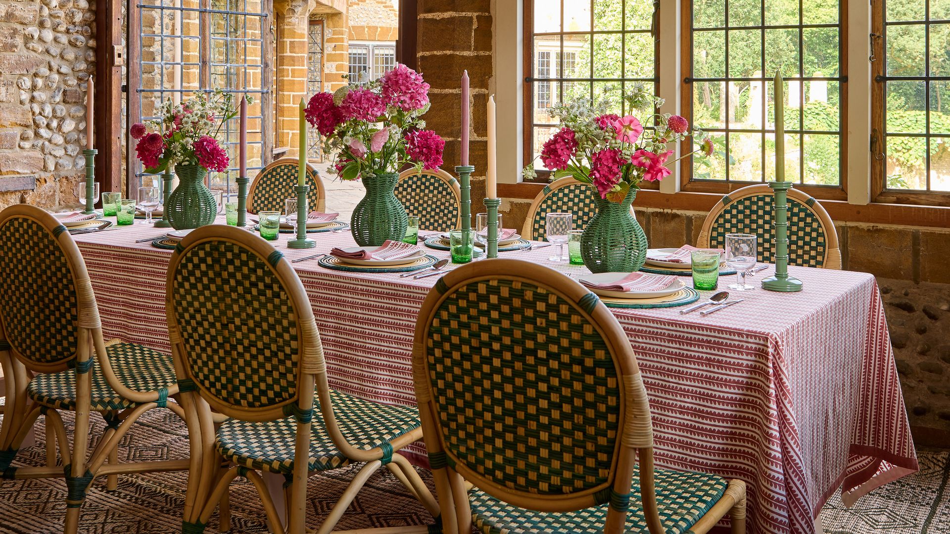 10 Stylish Spring Centerpiece Ideas That Feel "Modern, a Bit Eccentric ...