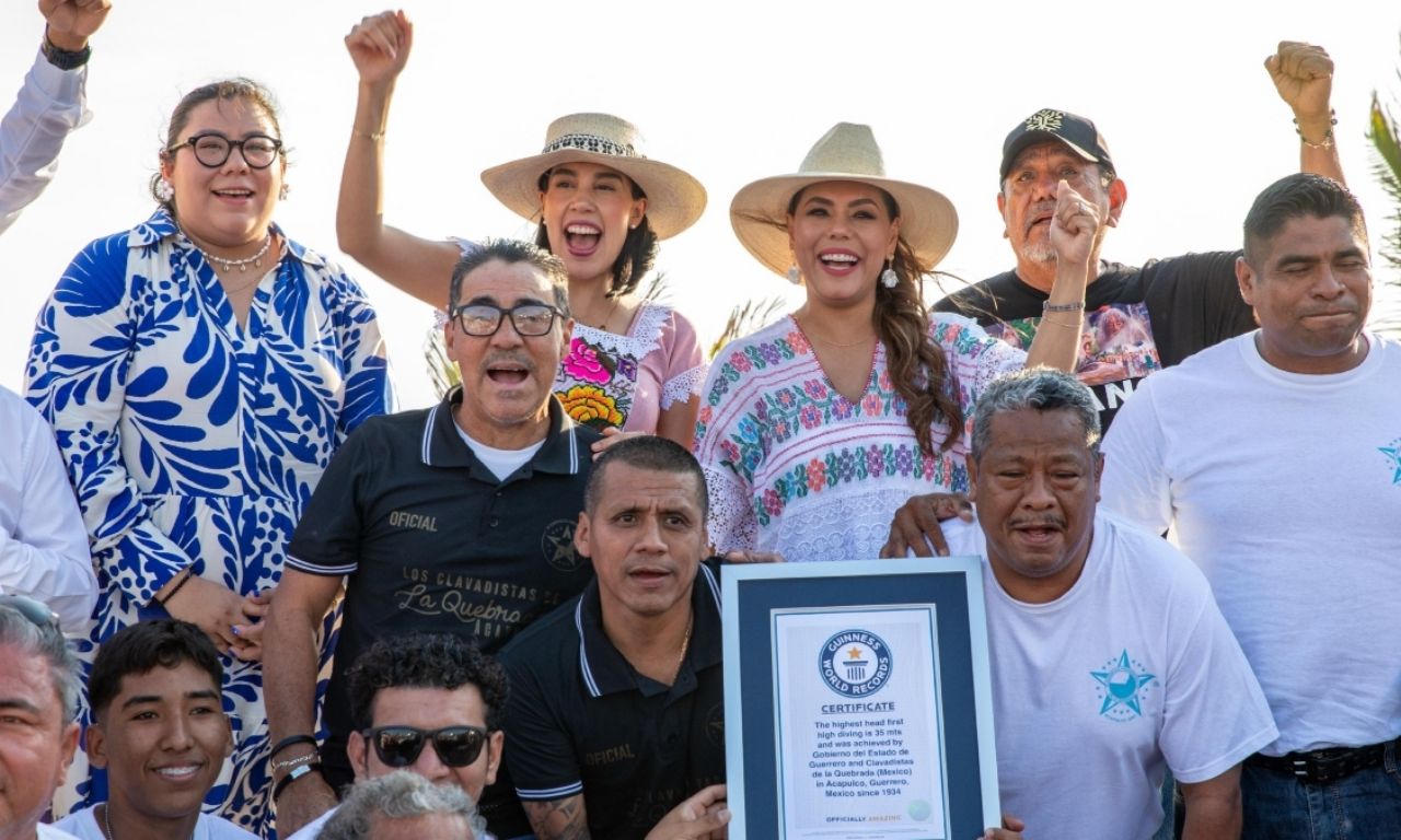 Josefina Rodríguez entrega el Récord Guinness a clavadistas de La ...