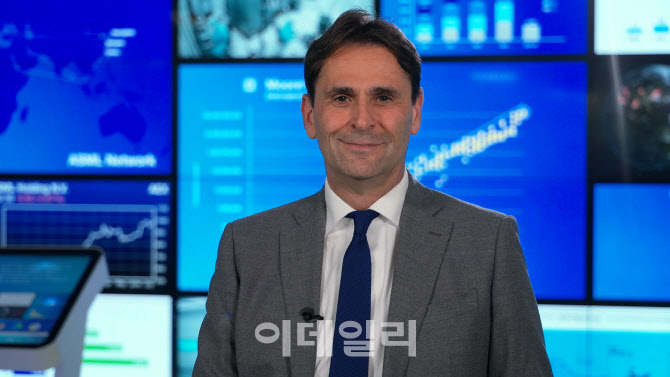 '슈퍼乙' ASML, 1Q 순익 3.8조…"트럼프 불확실성 가중"