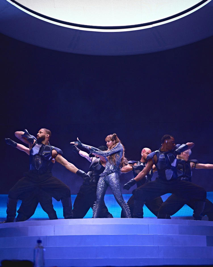 Lisa 2025 Coachella「盔甲裝」設計師是他！Asher Levine怪誕美學CNN也專文報導