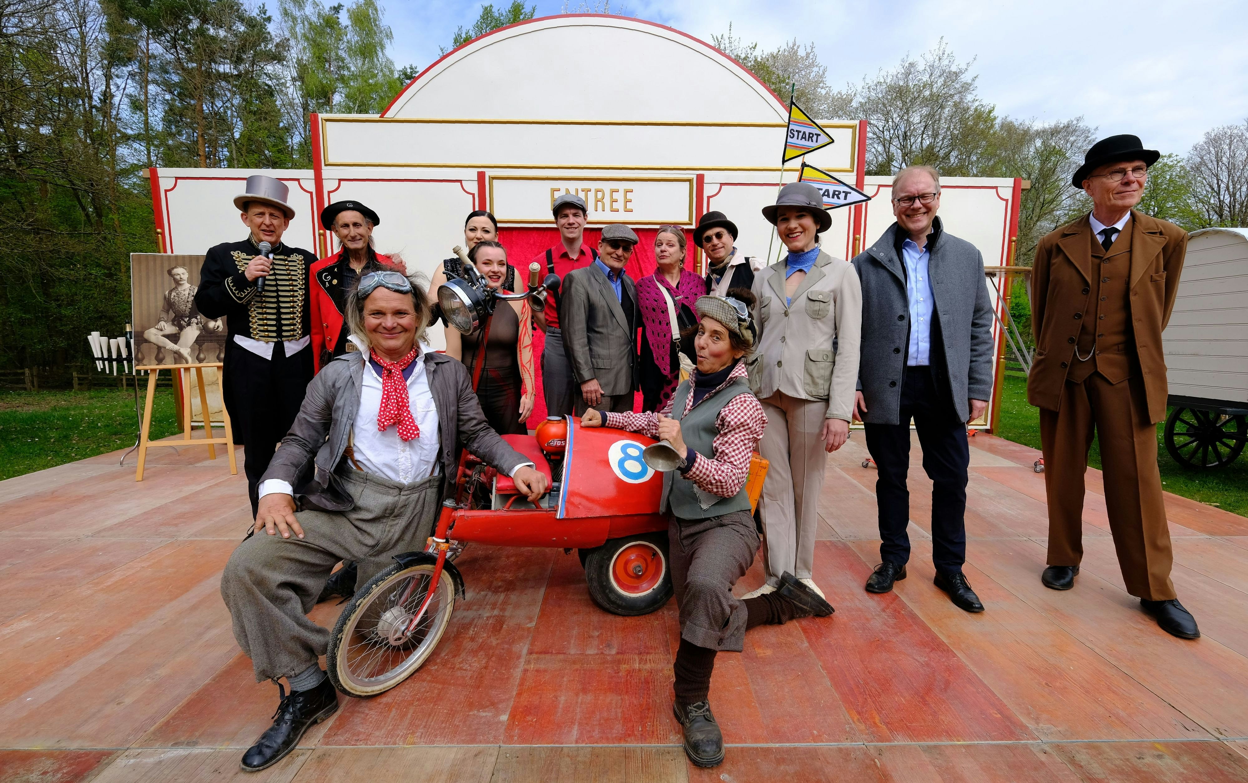 Museums-Jahrmarkt eröffnet: Artisten und historische Karussells ...
