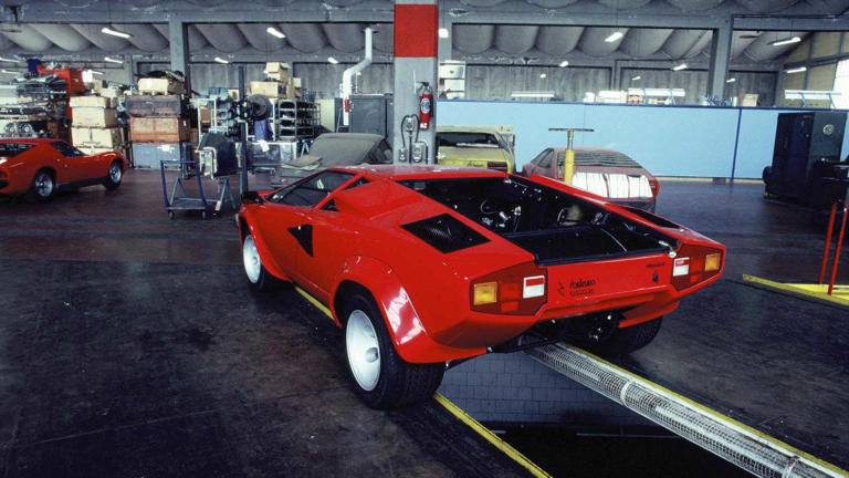 The most useless rear wing of all time was pure 80s insanity