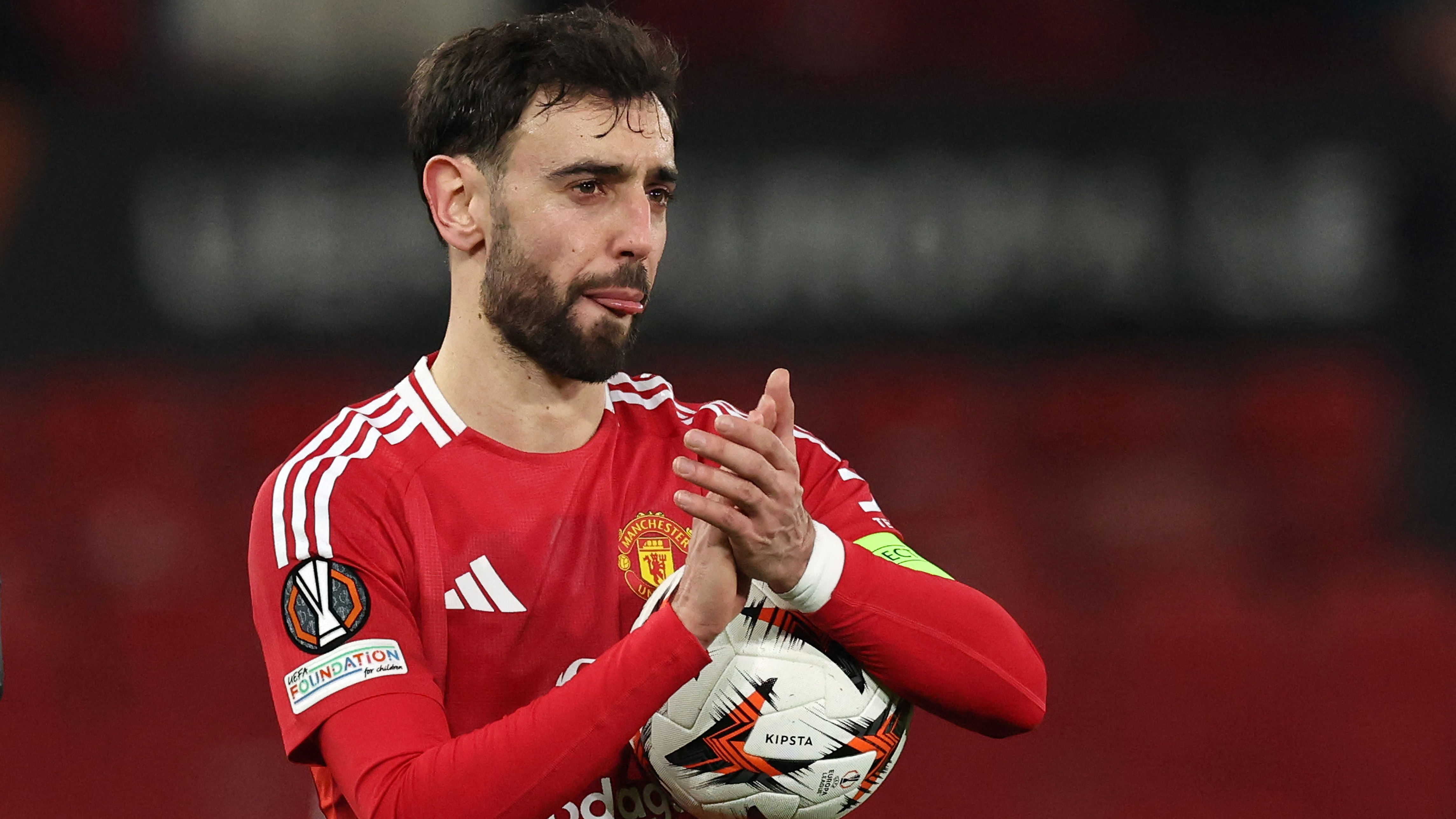 Bruno Fernandes signs off on Man Utd's first-ever ‘tifo’ banner to be ...