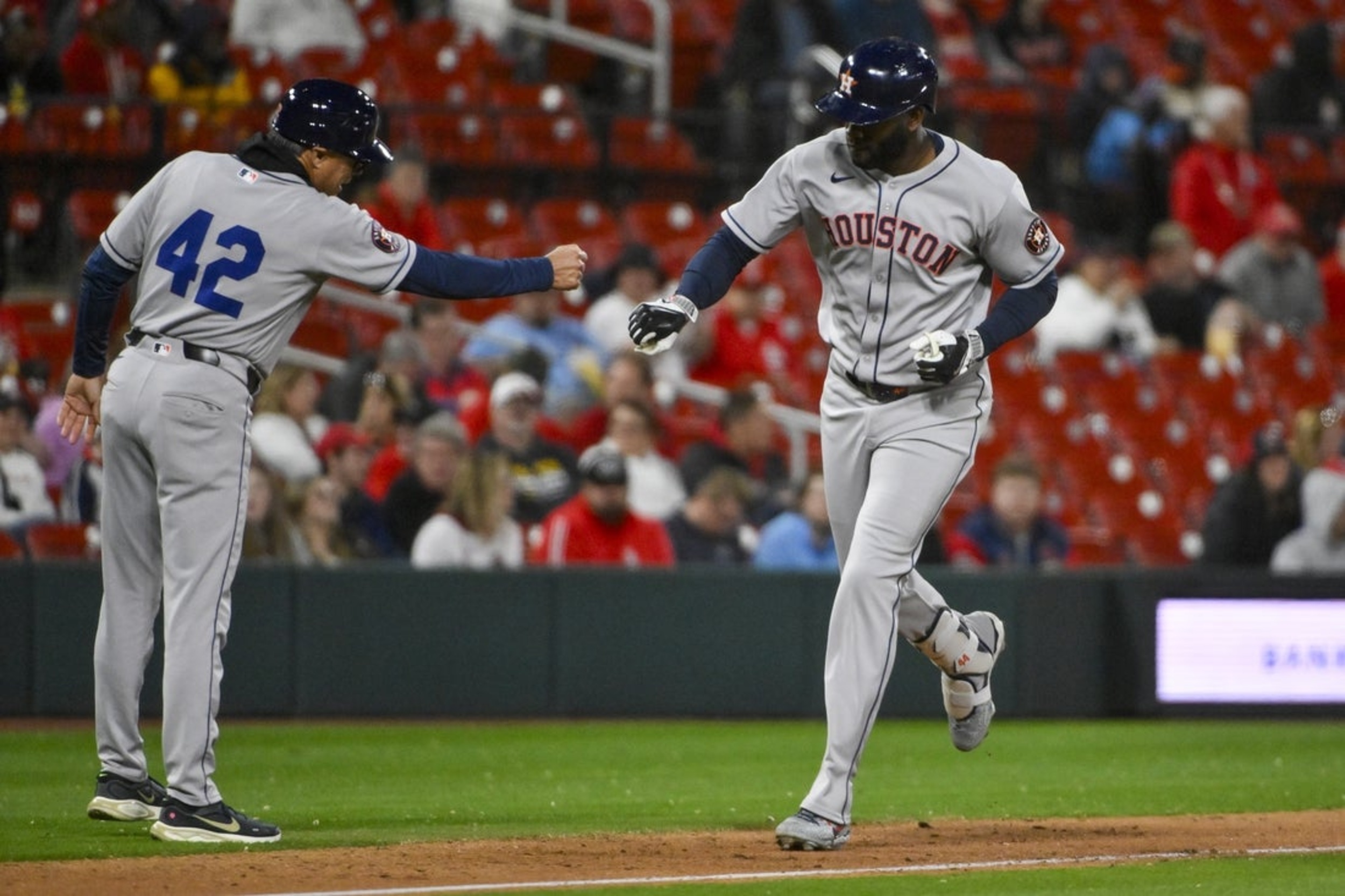 Facing Cardinals, Astros seek season's first back-to-back wins