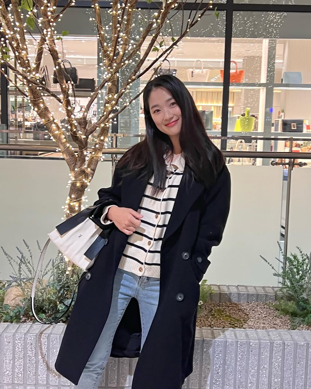 6 Inspirasi Outfit ala Aktris Kim Hye Yoon yang Stunning!