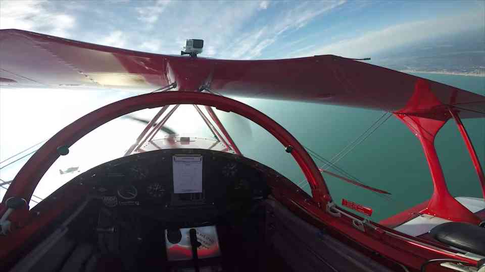 Mid-Air Ballet: Three Planes Fly in Perfect Formation for Epic Photos