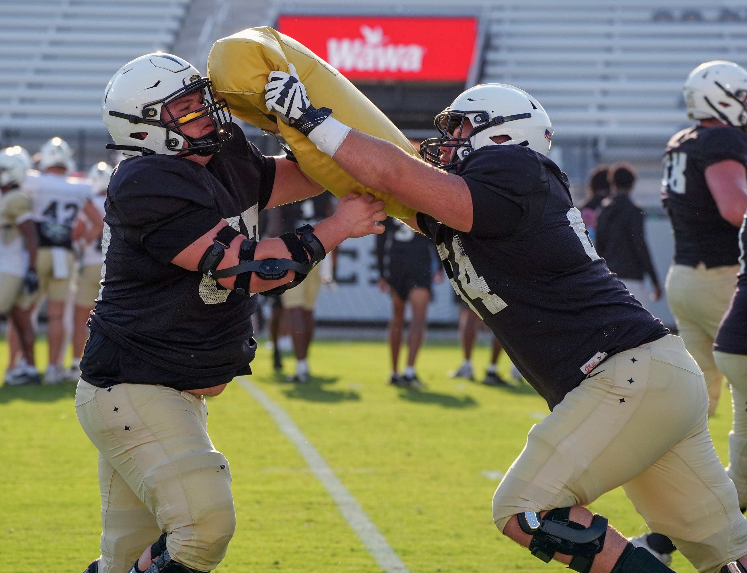 UCF Knights football's offensive line gets a clean slate with new coach ...