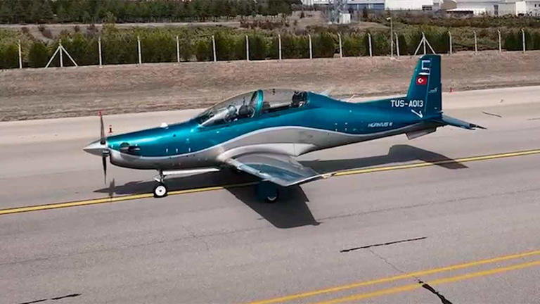 Video: Turks militair vliegtuig HÜRKUŞ II begint af te tellen naar ...