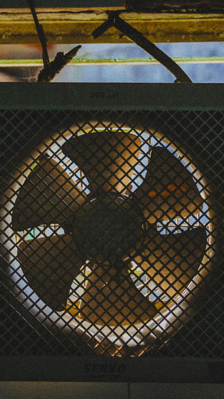 4 hacks to tackle your grimy, greasy kitchen fan!