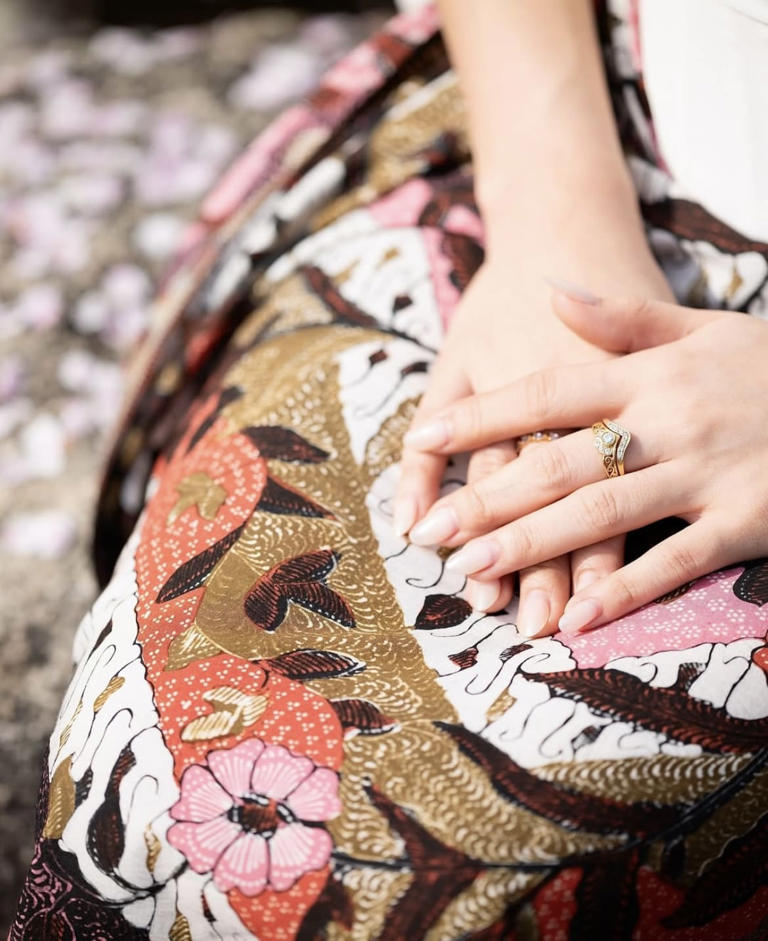 Di Bawah Sakura, Ariel Tatum Tampil Anggun Dengan Batik