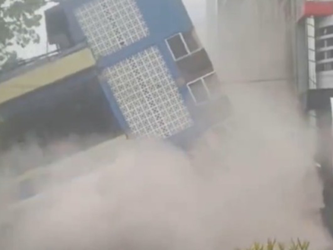 Chaos in Myanmar: Heavy rain causes houses to collapse