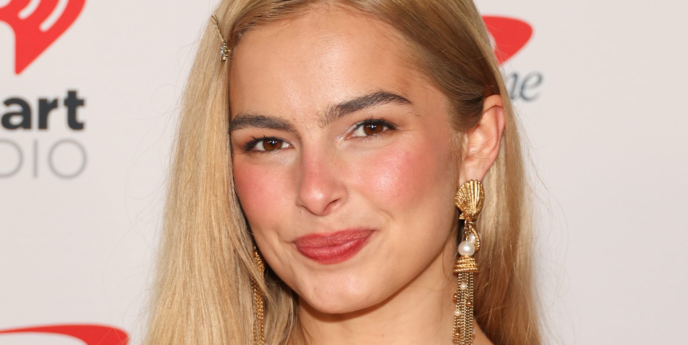 Addison Rae debuts a neon pink hair transformation, ditching her ...