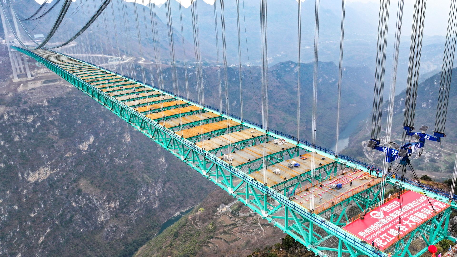 China eröffnet in Huajiang-Schlucht im Sommer die höchste Brücke der ...