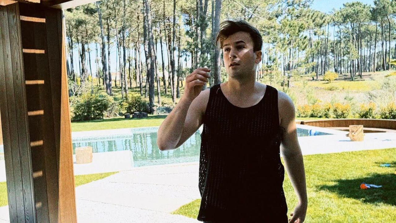 No amplo jardim da nova casa, David Carreira destaca conquista: veja o ...