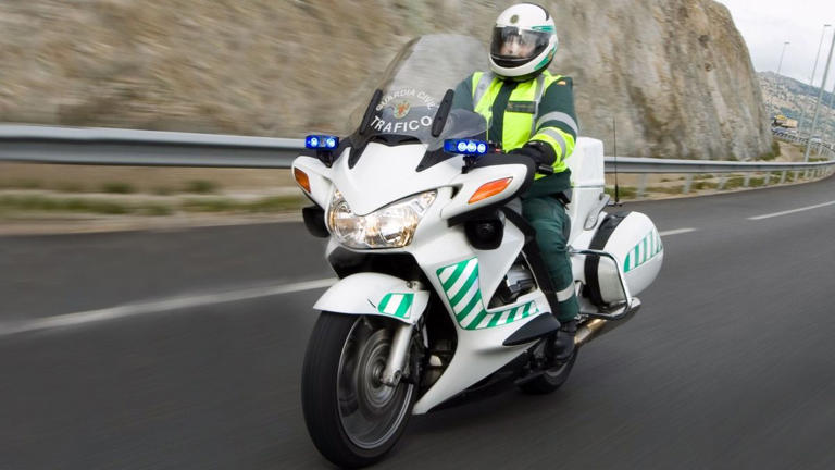 Lo que ocurre si adelantas a la Guardia Civil en la carretera. La DGT es la que te da la pista