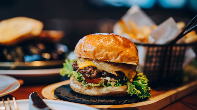 The Secret To The Perfect Medium-Rare Burger Lies In This Magic ...