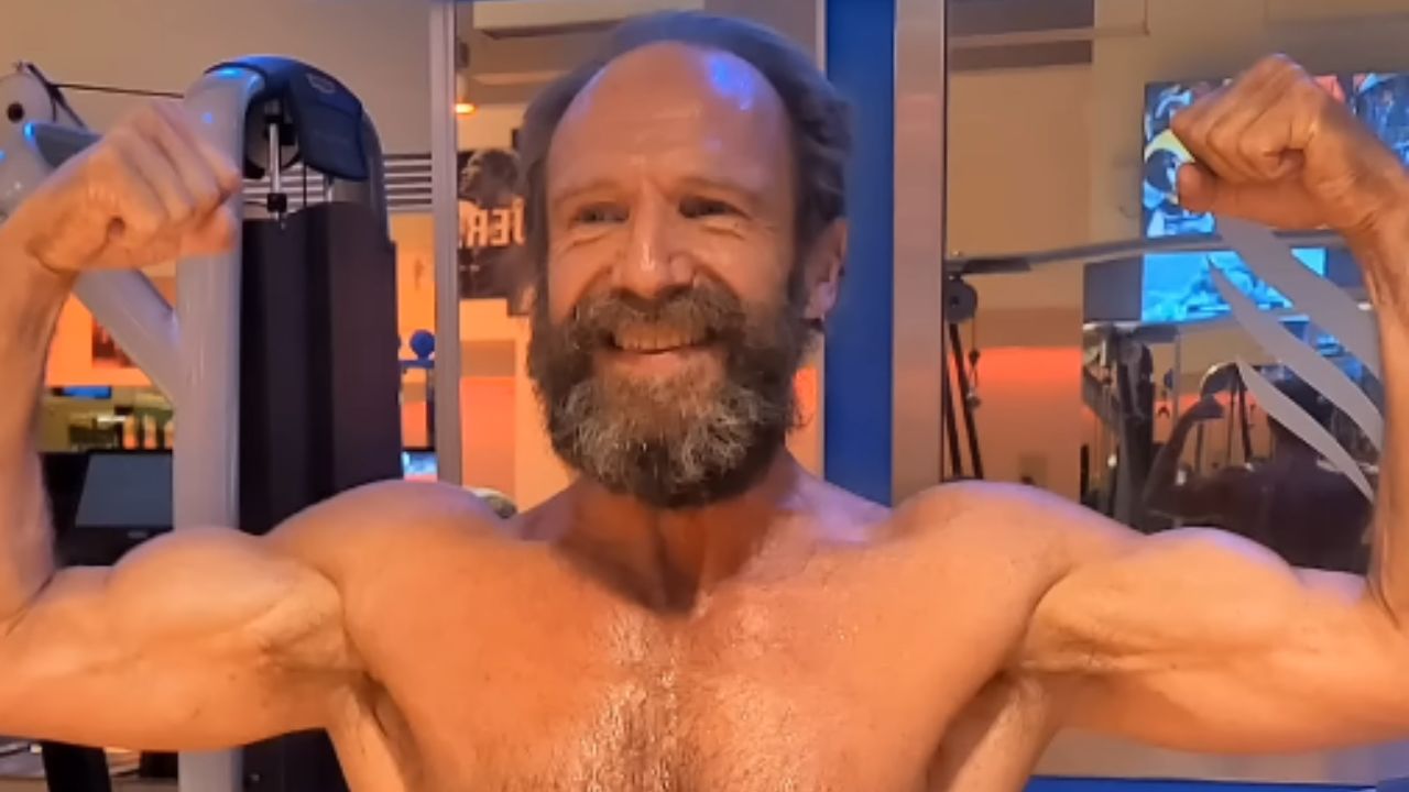 Hollywood-stjerne er næsten ikke til at kende med muskuløs krop som 62-årig