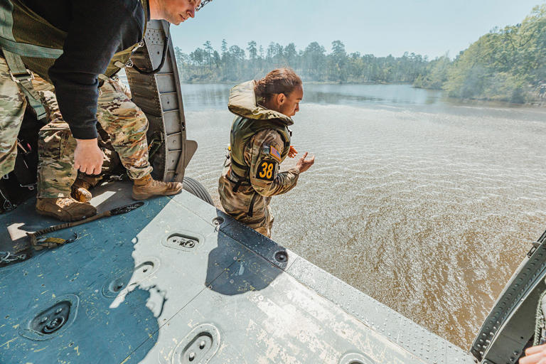 West Point graduate becomes first woman to complete Army Ranger competition