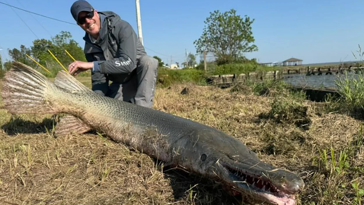Angler lands likely world record 7-foot beast from Texas lake in life ...