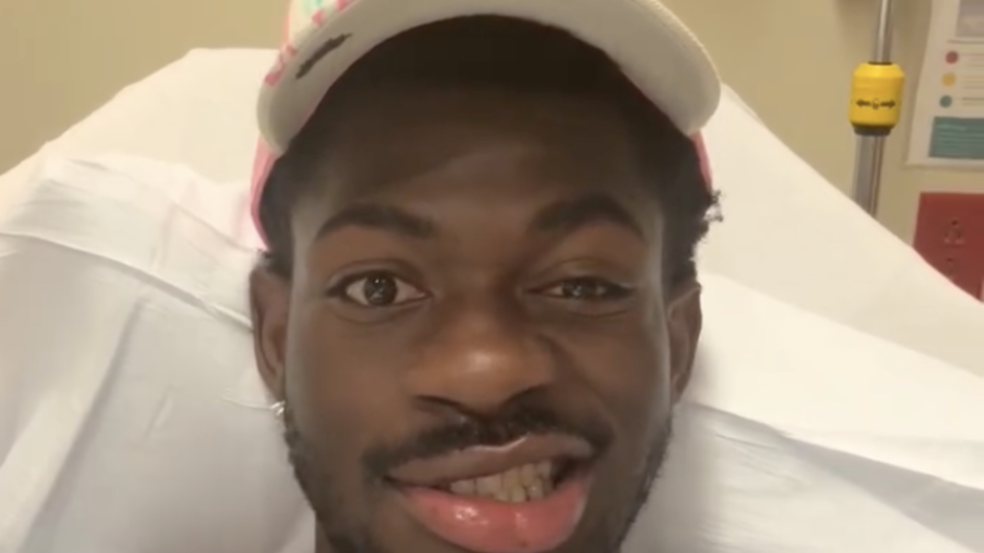 This singer discusses a surprising physical disorder (and keeps smiling)