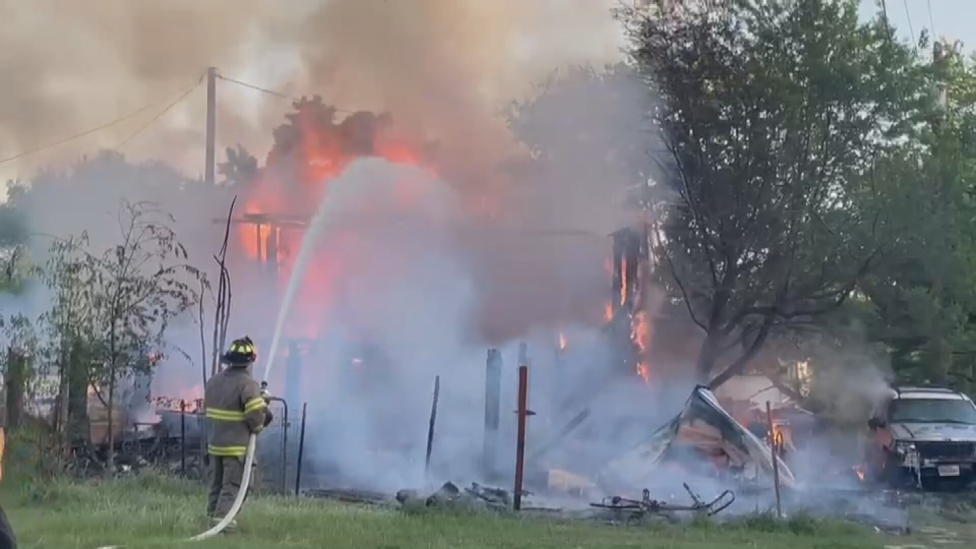 One dead, house destroyed in Wednesday morning Pottsboro fire