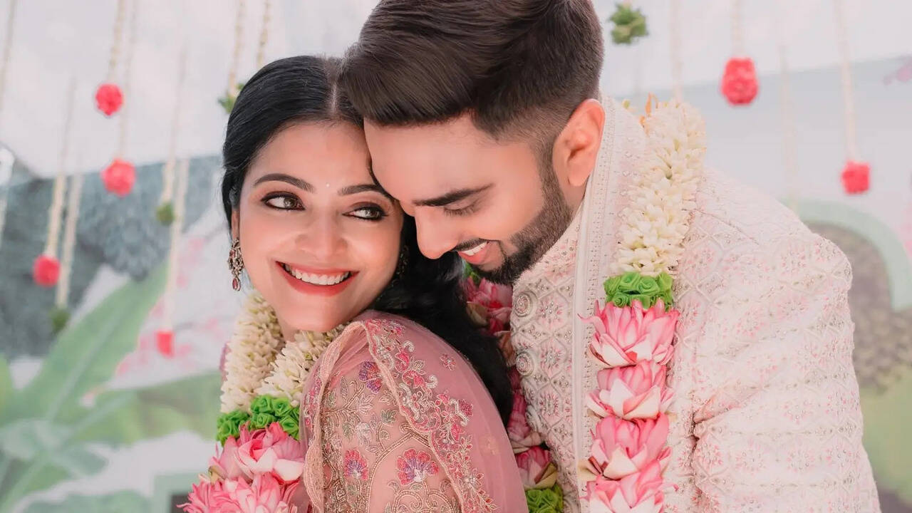 Tamil Film Actress Janani Announces Engagement, See Dreamy Pictures