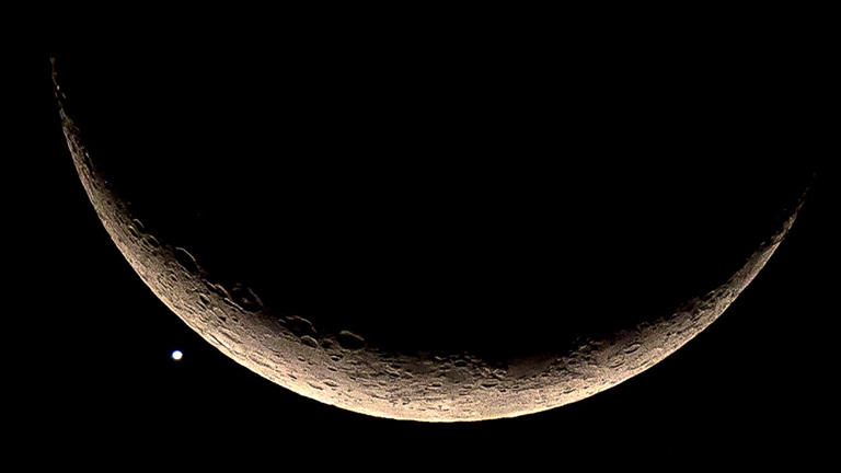 'Smiley face' from space in rare planetary alignment visible worldwide ...