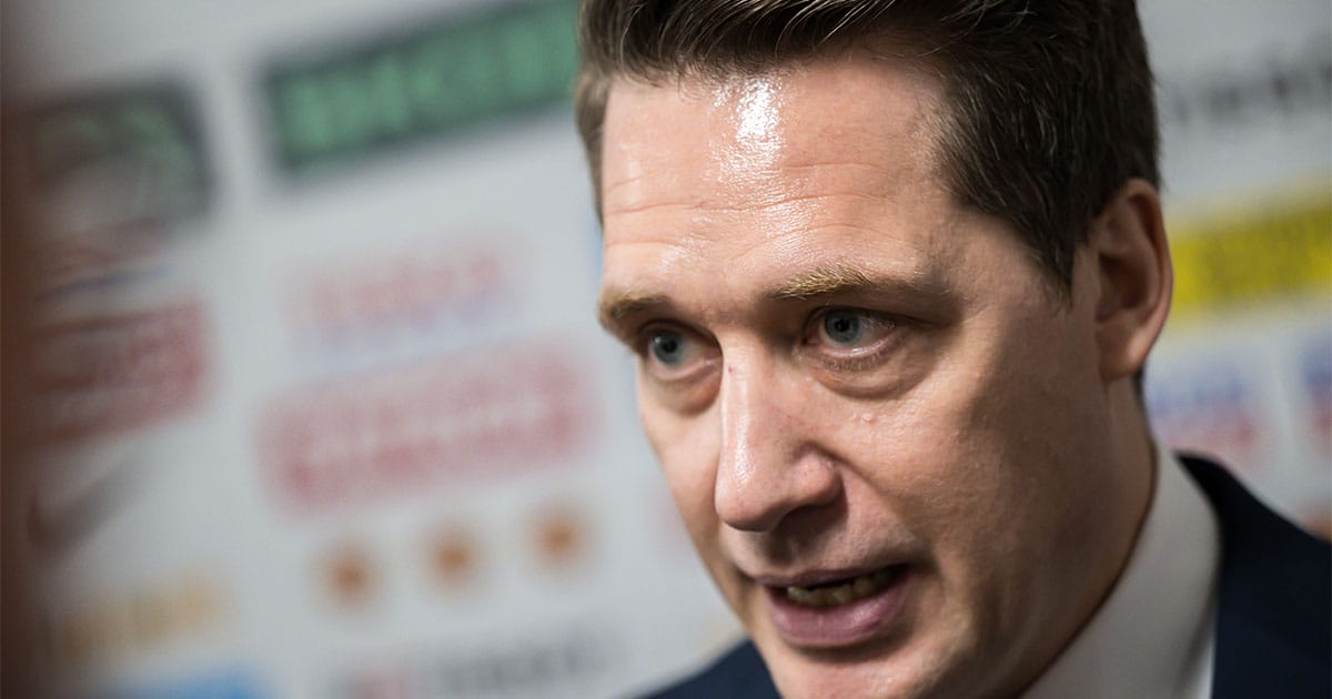 Tre Kronor-tränaren Sam Hallam slår tillbaka: ”Det är förjävligt”