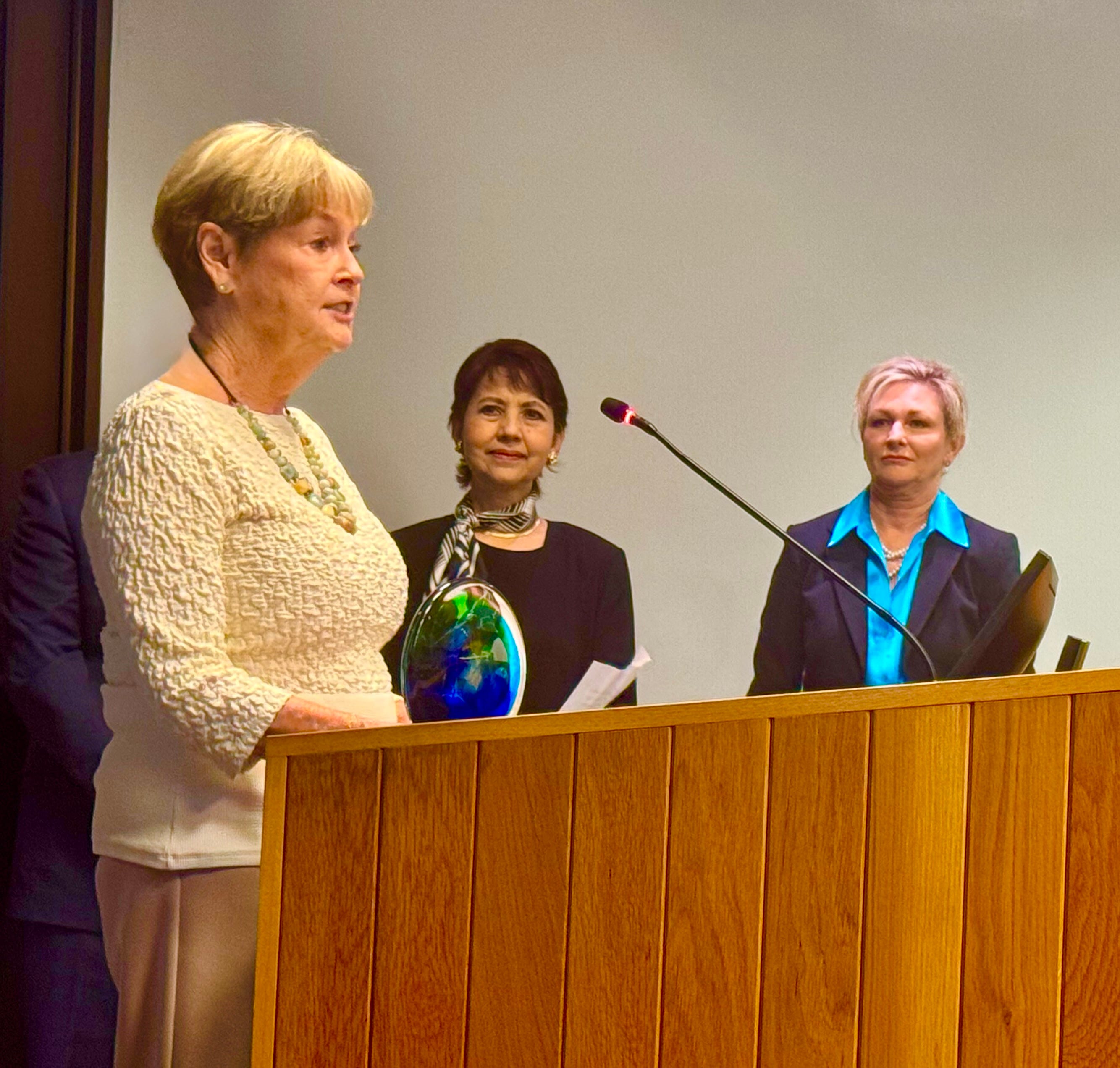 Anne Foster received Sam Noe Award for 2025 in Naples