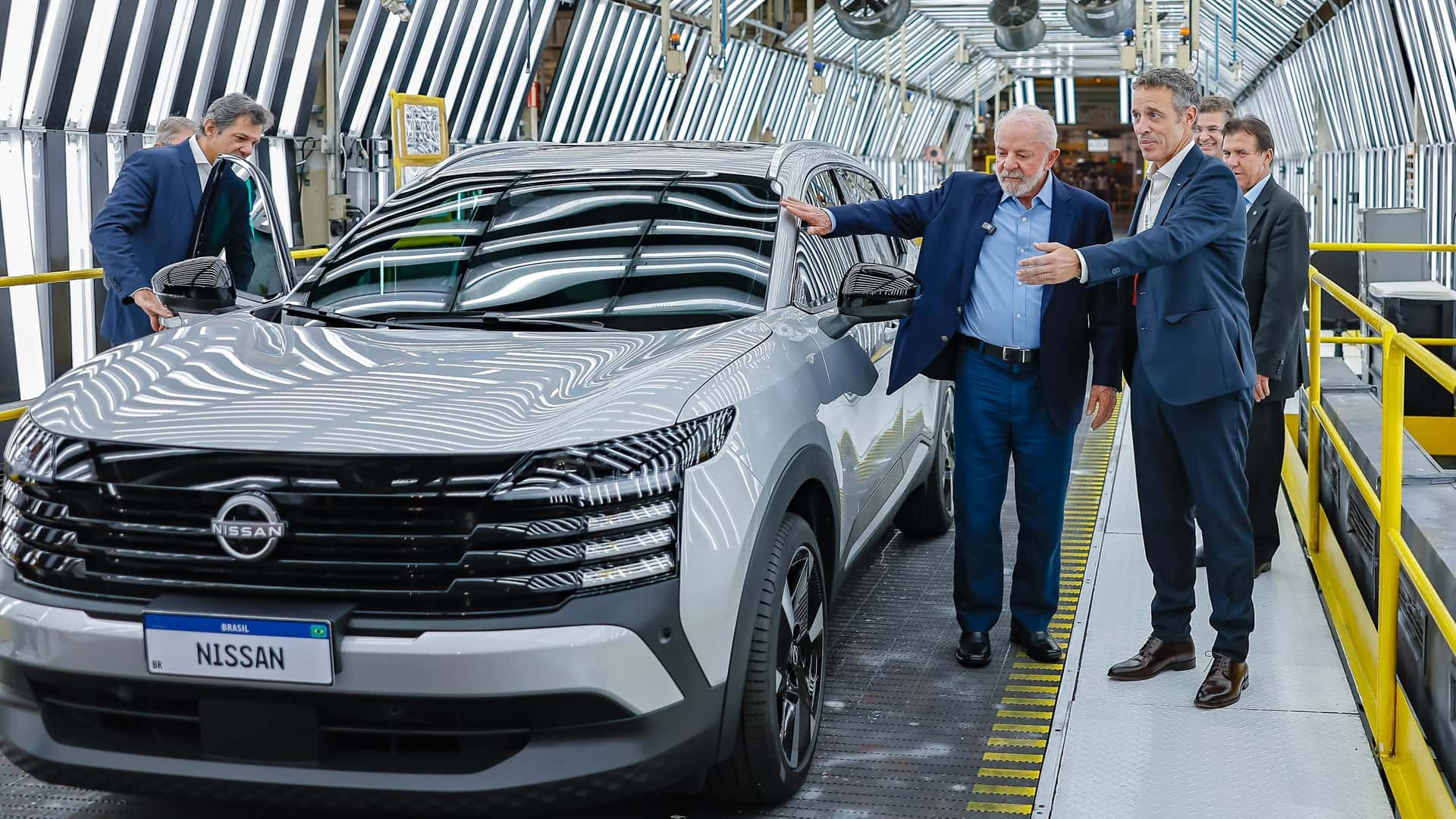 Lula assina regulamentação do programa Mover com metas para veículos novos