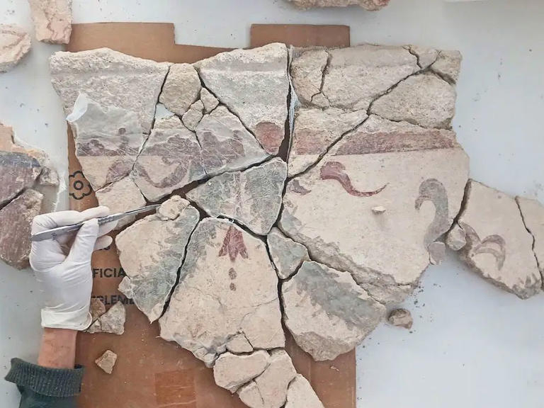 Archaeologists Uncover 4,000 Mural Fragments Dating to 2nd Century in Spain