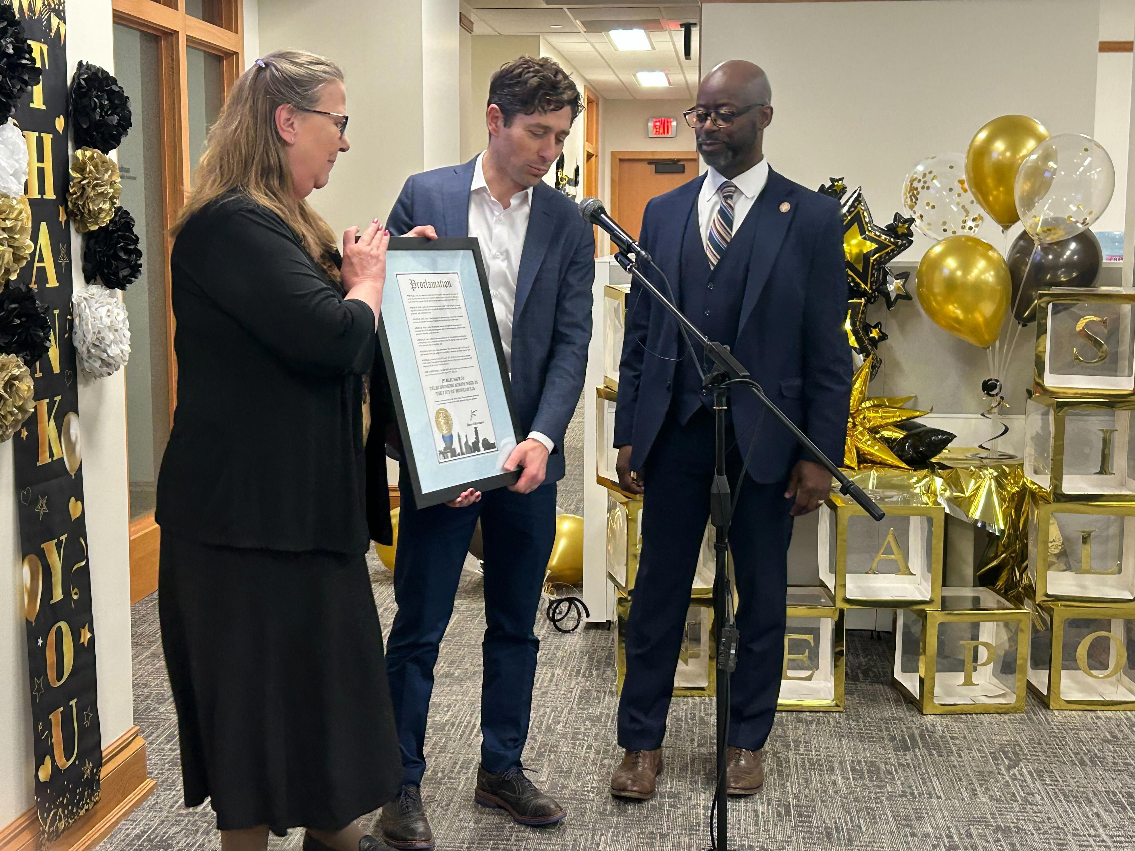 Minneapolis honors its 911 dispatchers during National Public Safety ...