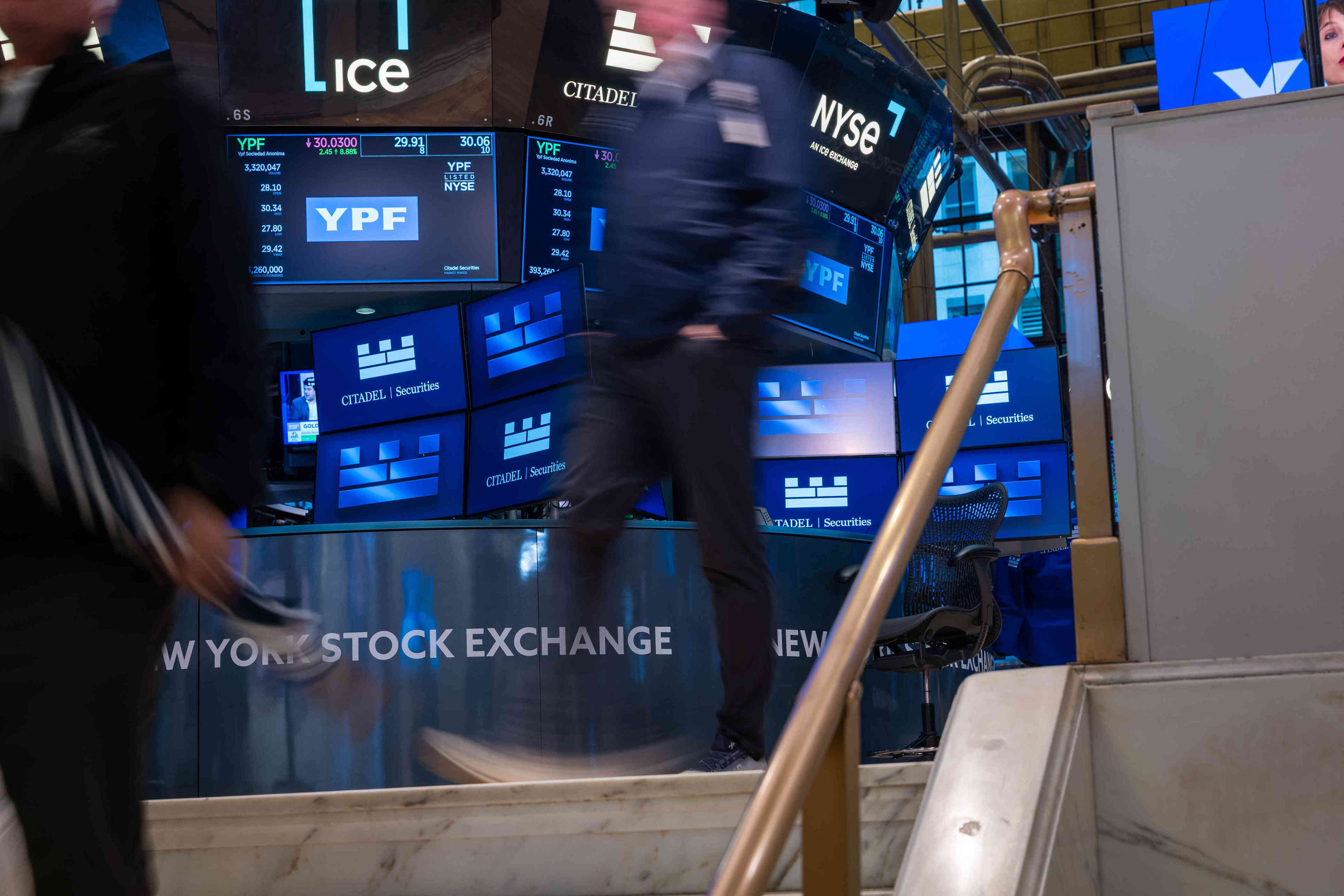 S&P 500 Gains and Losses Today: Chip Stocks Drop as Top Firms Cite ...