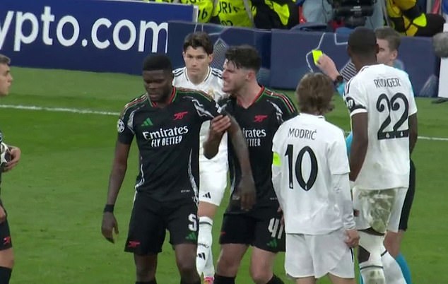 Declan Rice FUMES at Thomas Partey as Arsenal midfielder picks up late ...