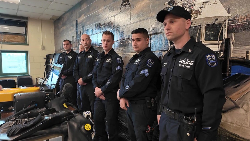 NYPD dive team on Hudson River helicopter crash recovery effort ...