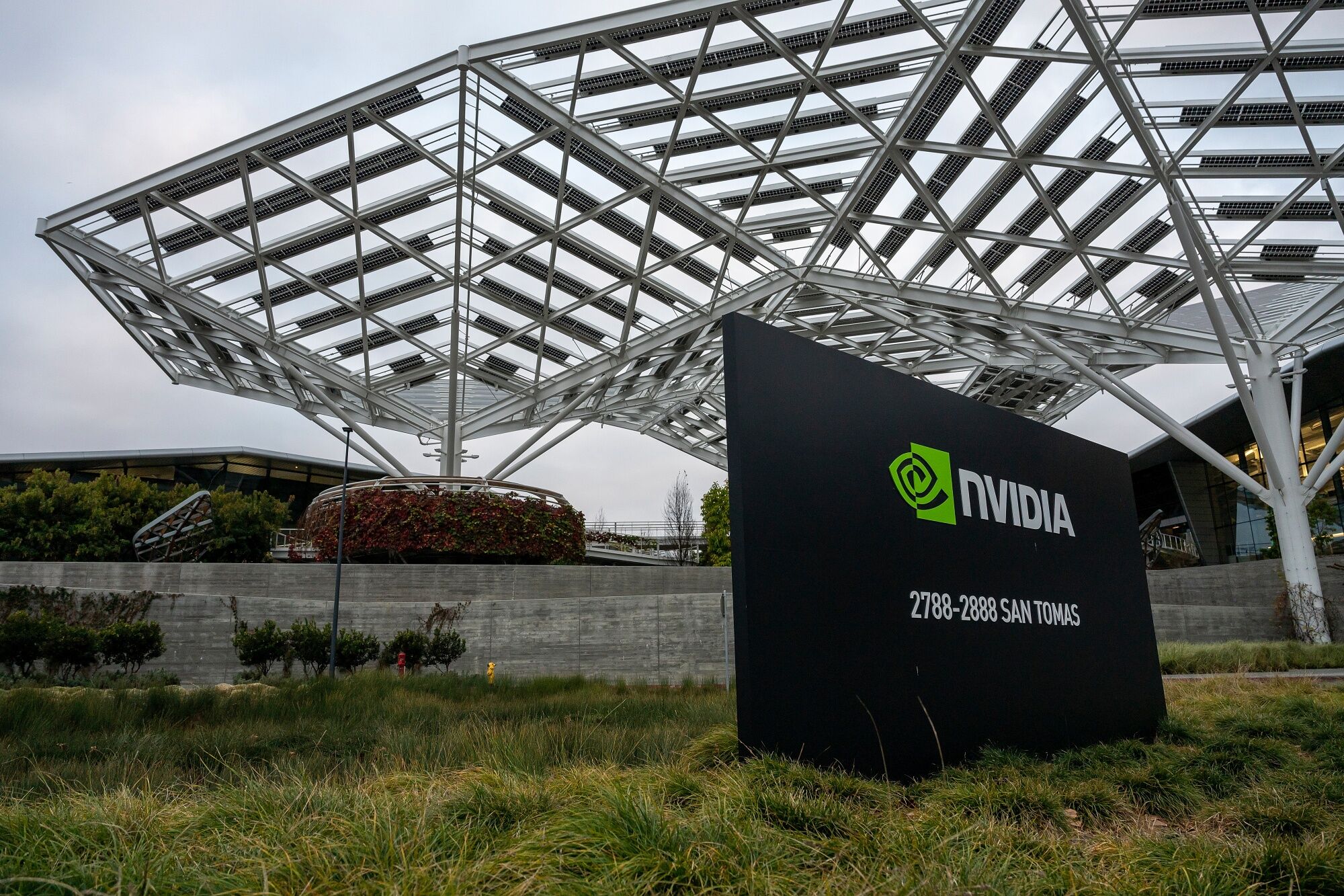 Restricciones a Nvidia y advertencia de ASML golpean a acciones ...