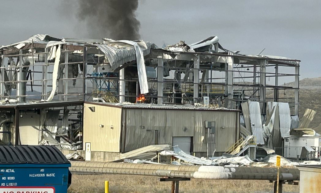 Huge explosion destroys building in Utah desert